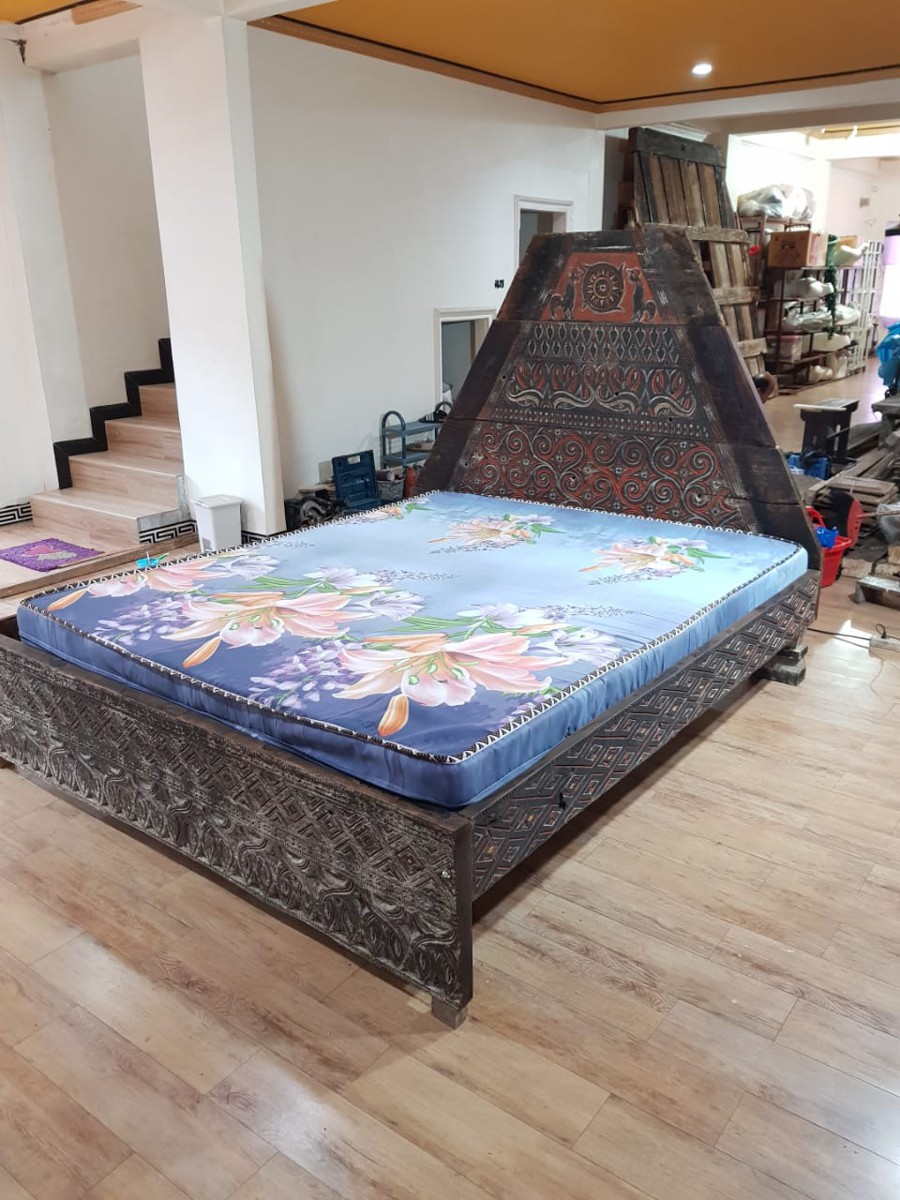 Vintage Wooden Bed From Toraja Antique House Triangle - Todi Art ...